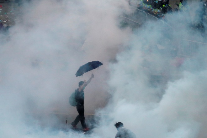 Δακρυγόνα και χάος στο Χονγκ Κονγκ (εικόνες και βίντεο) | Fortunegreece.com