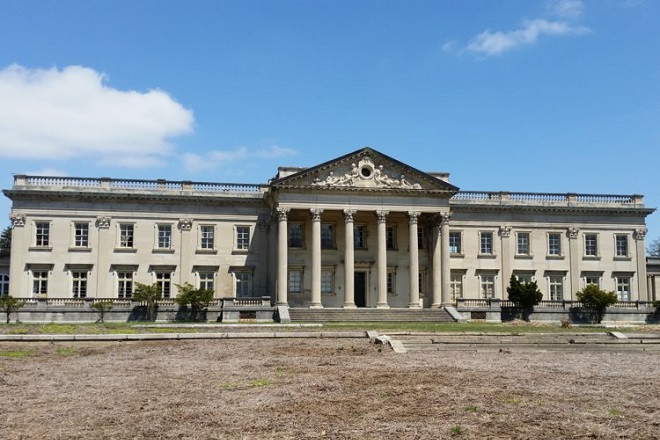 Δέκα πανέμορφες εγκαταλελειμμένες βίλες που κάποτε άξιζαν...εκατομμύρια ...