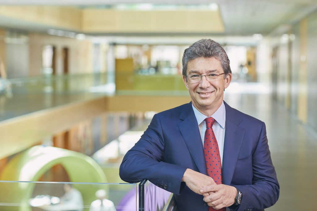 Αντρέ Καλαντζόπουλος: Ο CEO της Philip Morris International απαντά στο ...