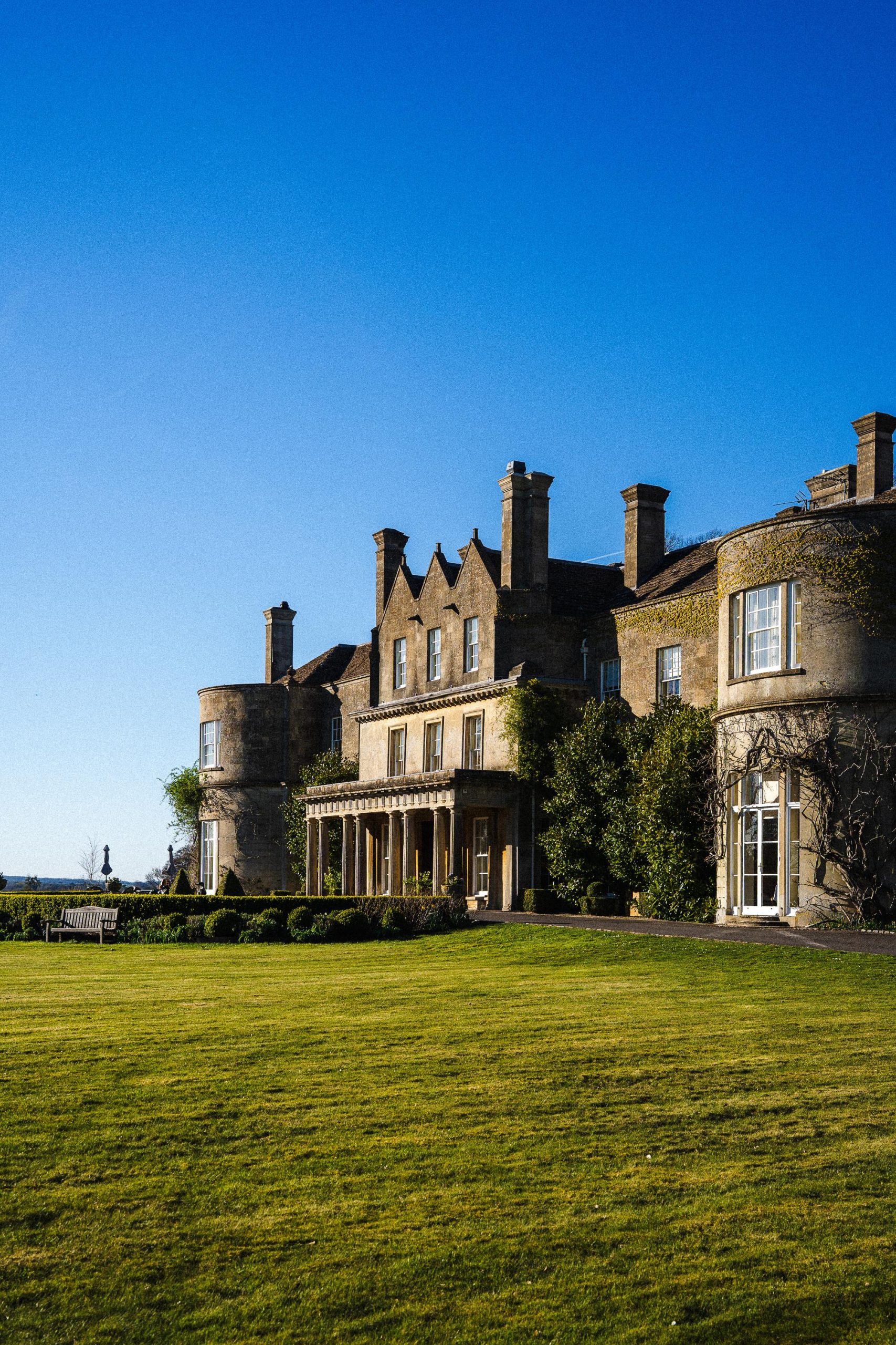 Emblems Collection: Ξεκίνημα στη Βρετανία με το Lucknam Park και σχέδια ...